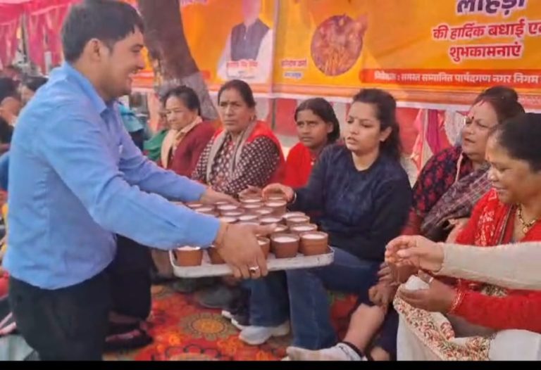 उत्तरायणी पर्व व घुघुतिया त्यौहार पर आँचल का निःशुल्क कुल्हड़ दूध वितरण ...